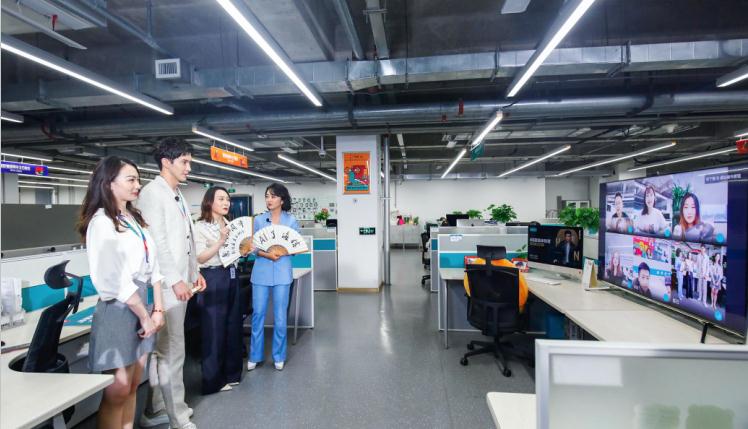 重磅彩蛋 高伟光玩穿越Pick海信ULED超画质电视U7-消费日报网